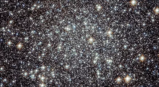 Nový Hubblov obrázok guľovej hviezdokopy Messier 22