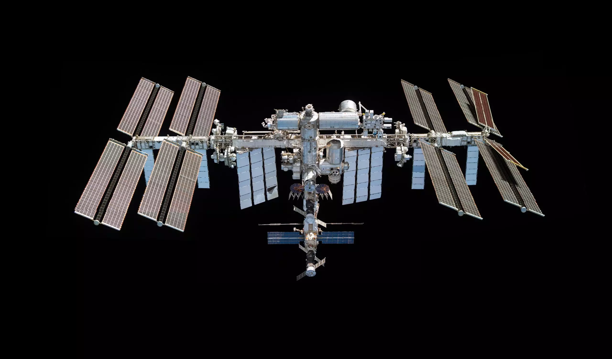अन्तर्राष्ट्रिय अन्तरिक्ष स्टेशनका बासिन्दाहरू २०२१ लाई स्पेससूट र ड्र्यागन वर्कको साथ लपेट्छन्