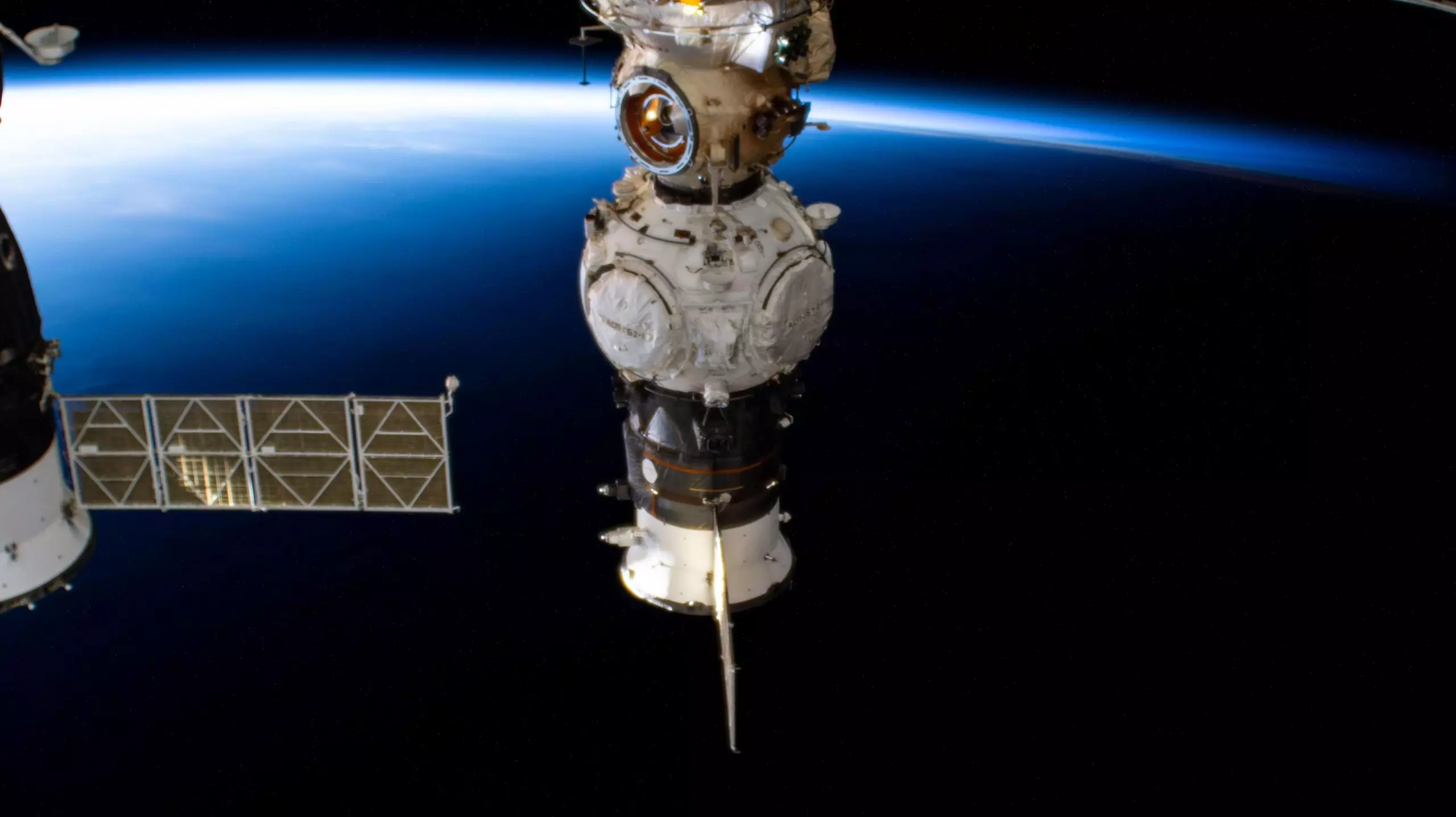 Space Station Crew Inoburitsa Cargo Dragon uye Inotanga Tsvagiridzo Itsva