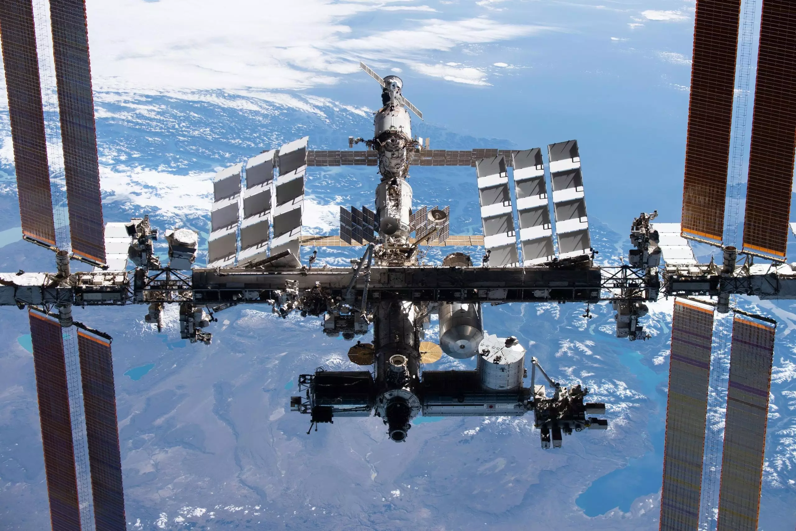 NASA د 2030 په اوږدو کې د فضا سټیشن عملیات پراخوي