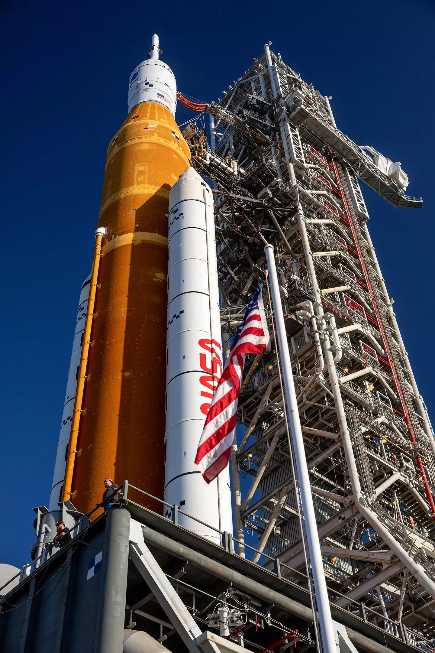 NASA foltôget Artemis I Moon Rocket Test, giet foarút nei lansearring