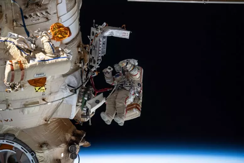 Ma Spacewalkers Awiri Ochokera ku Roscosmos