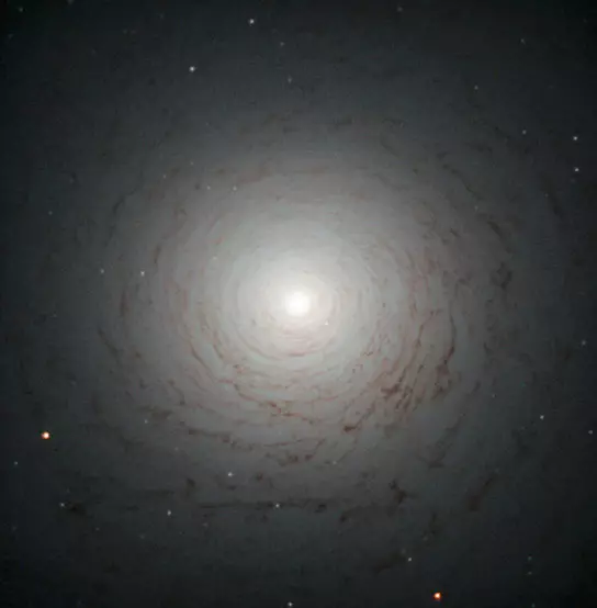 Hubble Spirala Mysterious ya NGC 524 Dibîne