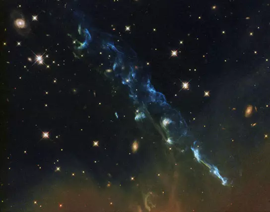 imagem de Herbig-Haro 110, um gêiser de gás quente fluindo de uma estrela recém-nascida