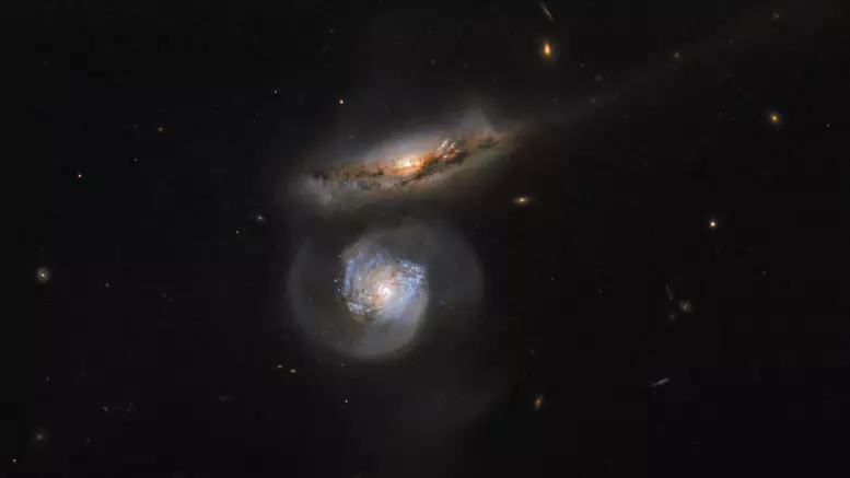Delwedd Hubble o MCG+01-38-004 a MCG+01-38-005