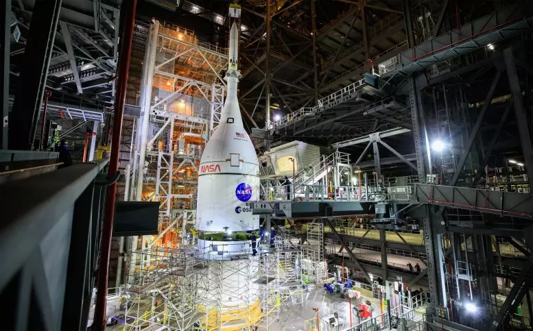 Nave espacial Orion asegurada sobre cohete SLS