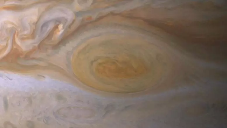 Ученые обнаружили, что Большое красное пятно Юпитера становится выше по мере того, как оно сжимается