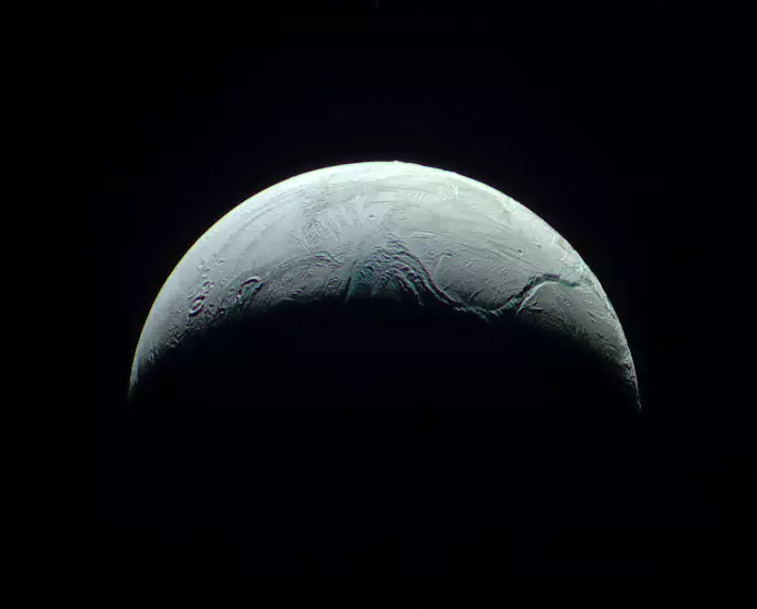 Cassini monitorizează pe Enceladus