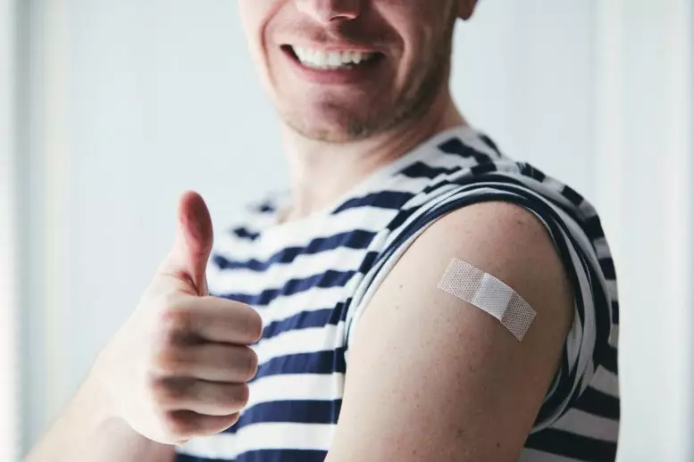 Vaccinskott för glad man