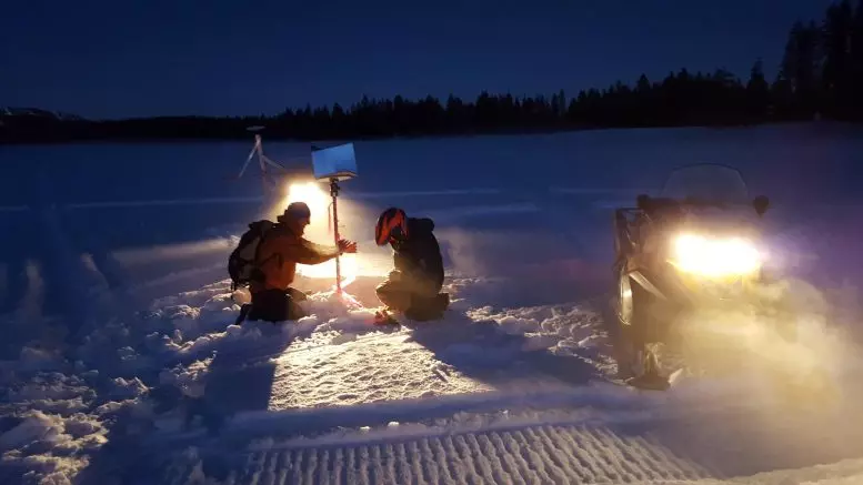 Équipe au sol mesurant la neige