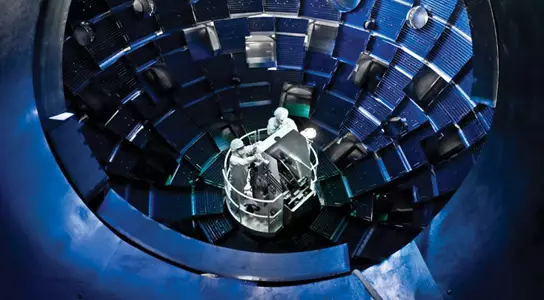 Mukati meNational Ignition Facility's 10-metres-diameter target chamber. Chikwereti: Lawrence Livermore National Laboratory