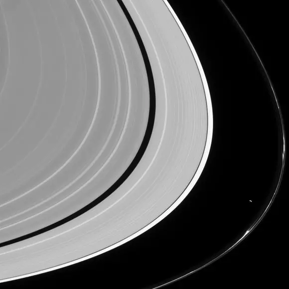 Íomhá Cassini de Prometheus agus fáinní Satarn