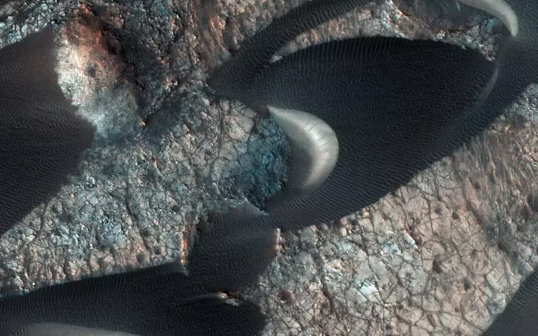 Immagine di un campo di dune di sabbia vicino a Nili Patera