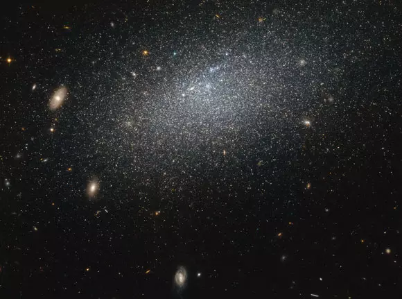 Hubble sieht die Zwerggalaxie UGC 4879