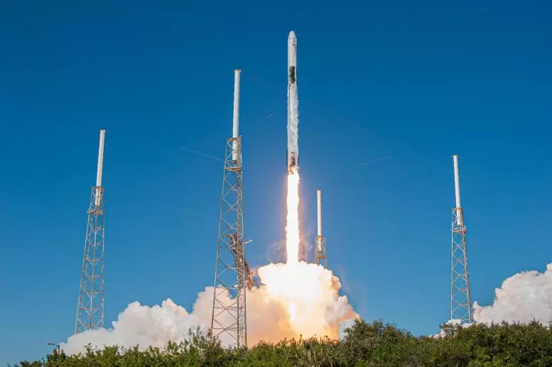 SpaceX Falcon 9 Rocket Dragon Cargo Module Sjósetja