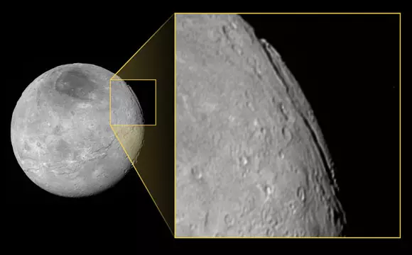 New Horizons ujawnia „Super Wielki Kanion” na Charon 9660_1