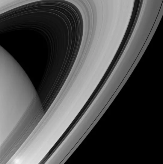 Cassini Vidas Saturnajn Ringojn